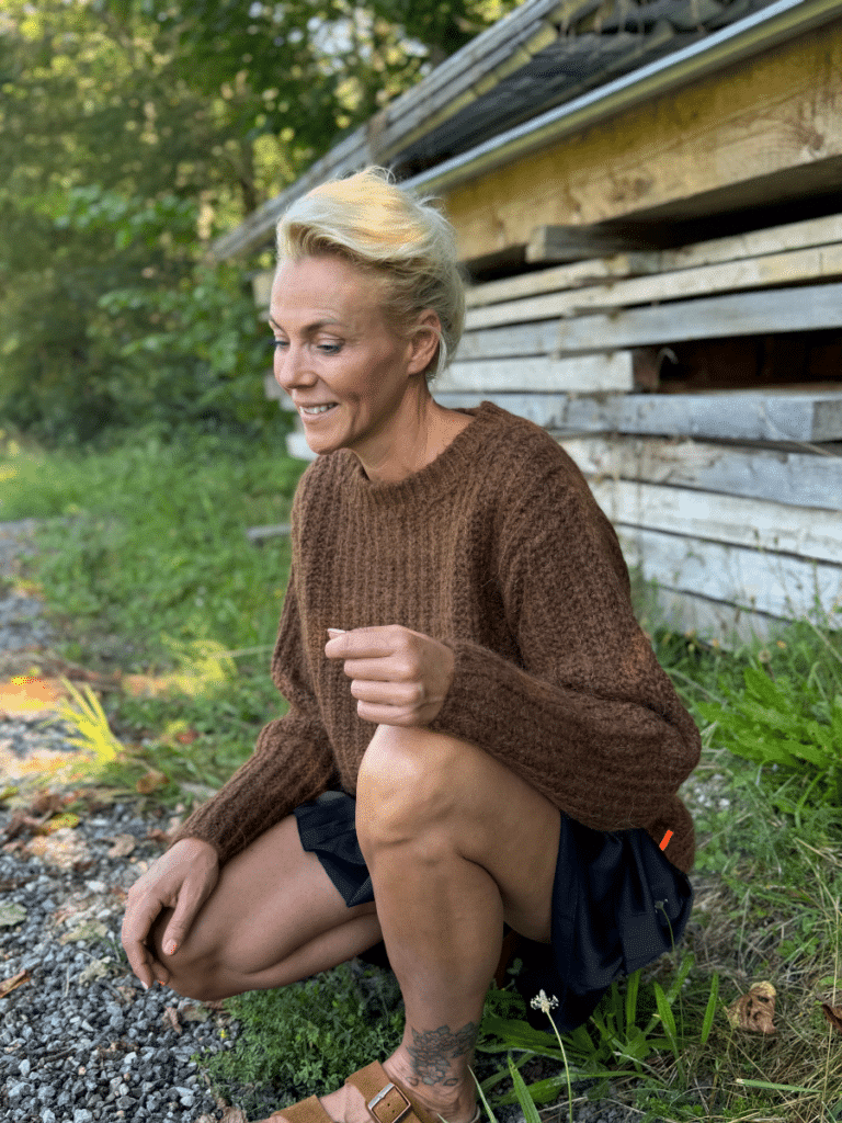 Lene Beier Strik LB6010 – “Kaffetid” – Brown | Blød & Tidløs